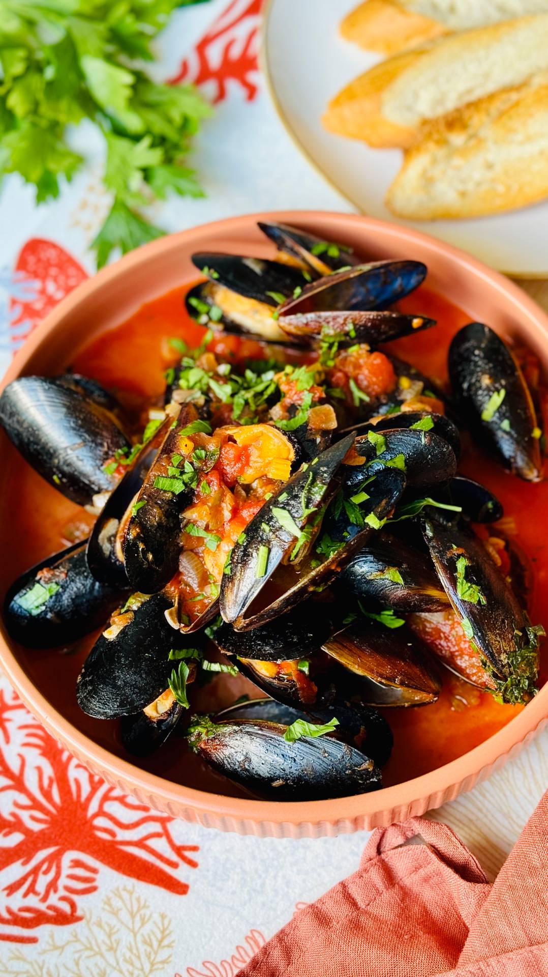 Мидии с томатами, оливками и просекко – рецепт от «Икорного»