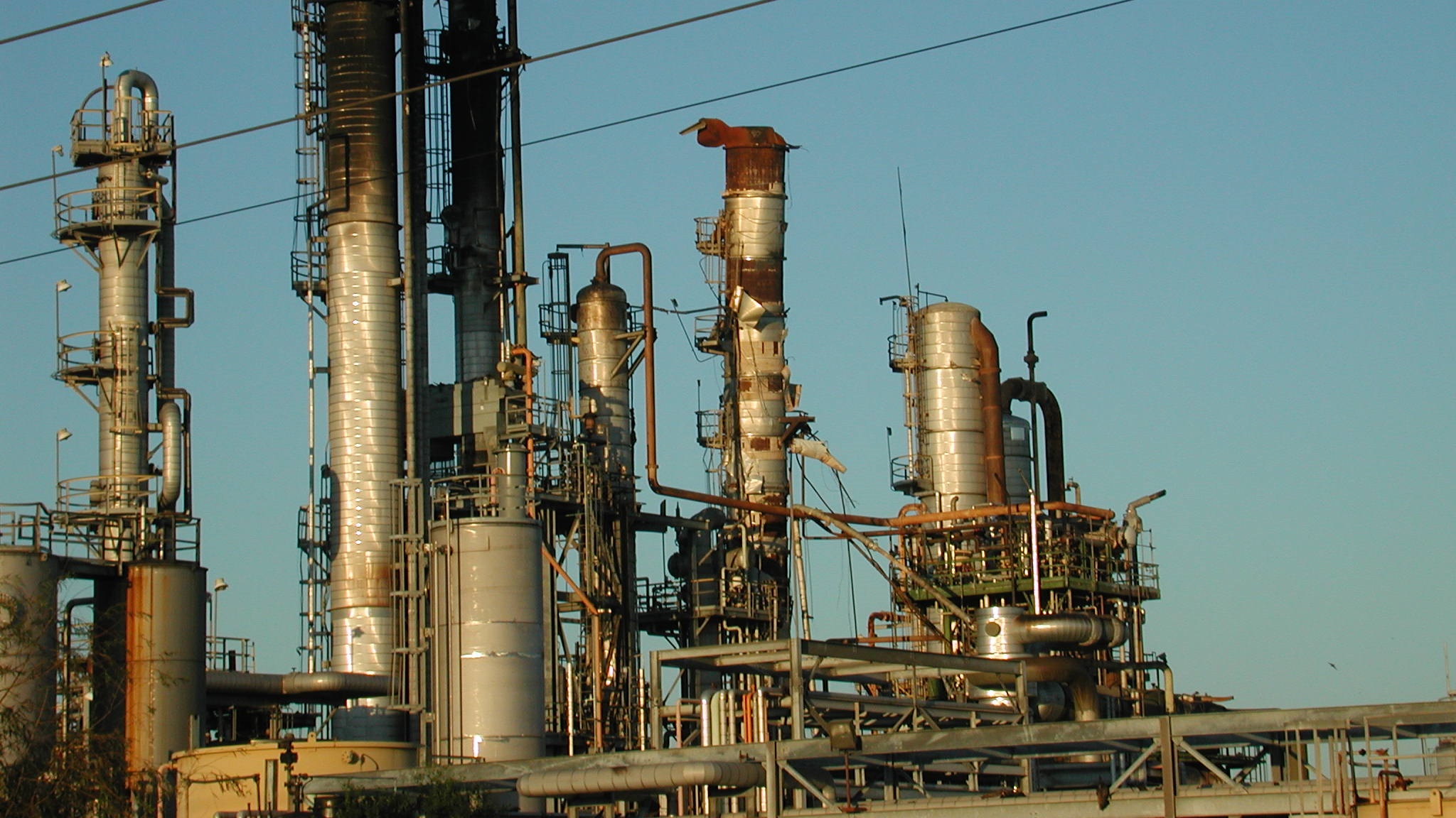 Взрыв разрушил 45-метровую дистилляционную колонну