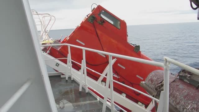 В спасательной шлюпке. Free-fall lifeboat equipment.