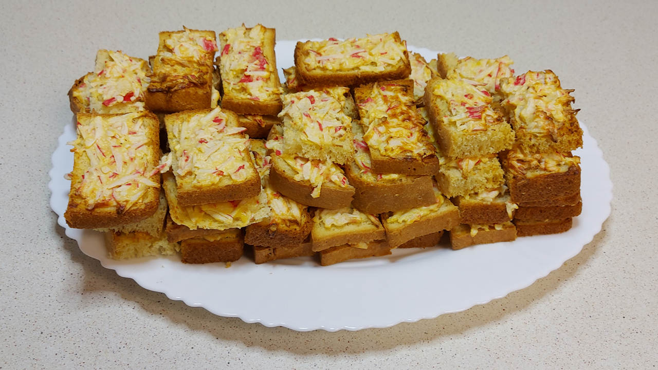 Бутерброды с крабовыми палочками и плавленным сыром