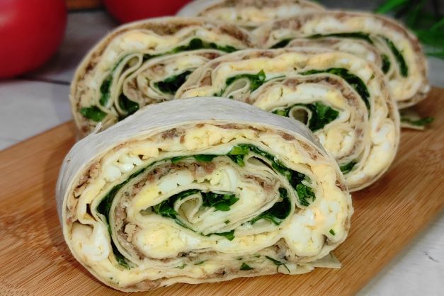 Обалденная ЗАКУСКА на праздничный стол. РУЛЕТ из лаваша с САЙРОЙ,  ЯЙЦОМ и петрушкой.