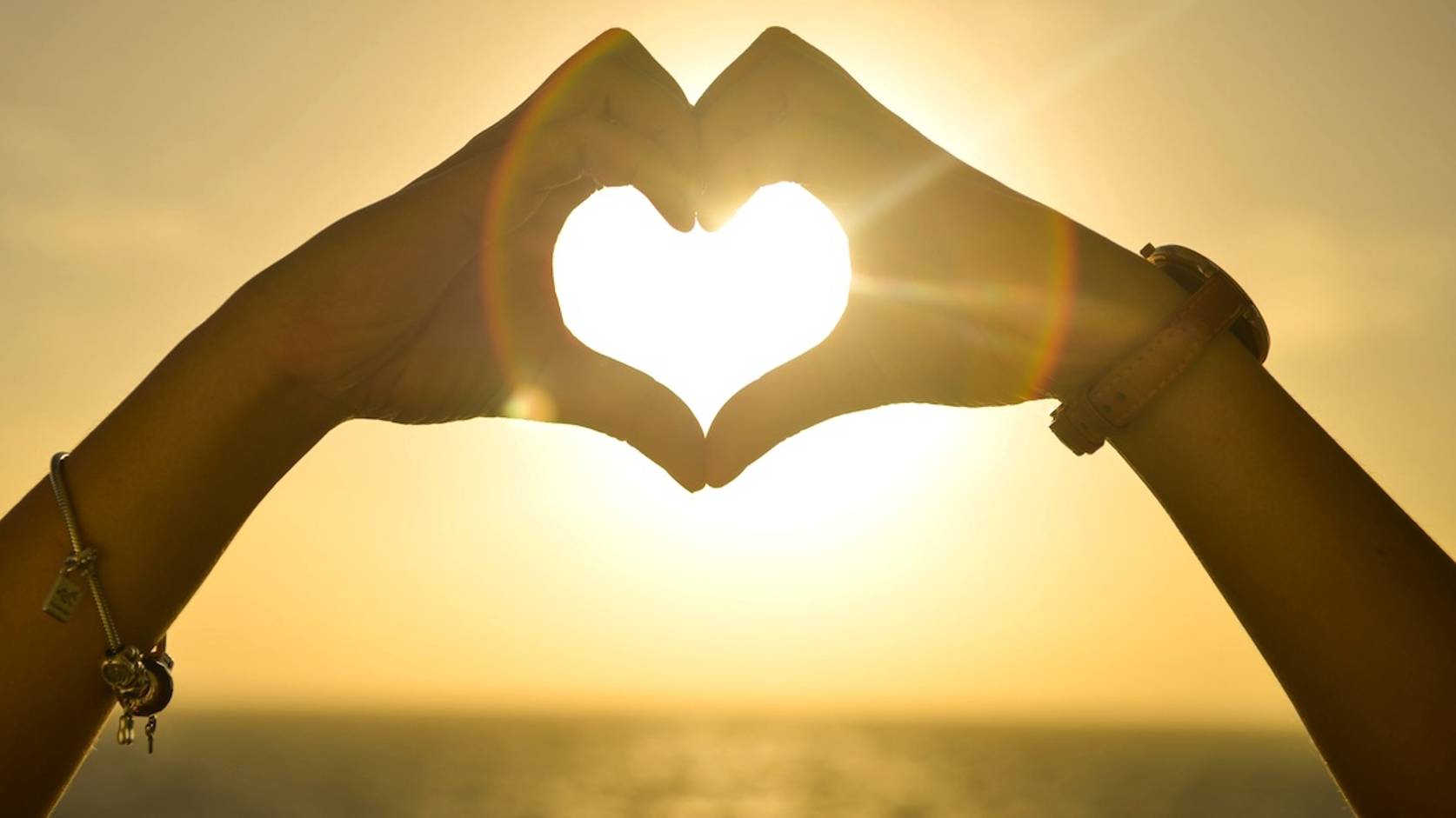 "БЕРЕГИТЕ СЕРДЦА" под музыку Дэвида Невью. Читает — Елена Артёменко. Запись — ноябрь, 2018 года.