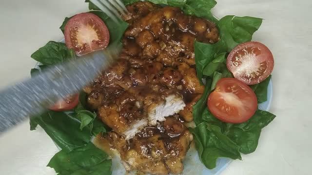 Куринная грудка на чугунной сковороде в медовом соусе. Получается очень сочной #куринаягрудка #чугун