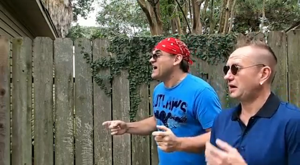 Слон переворачивает хоботом грузовик