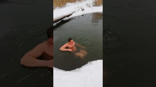 Закаливание снег купание в ледяной воде.Hardening snow. Bathing in ice water..mp4