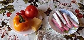 Лёгкий, быстрый и вкусный салат из крабовых палочек. Украсит ваш праздничный стол.