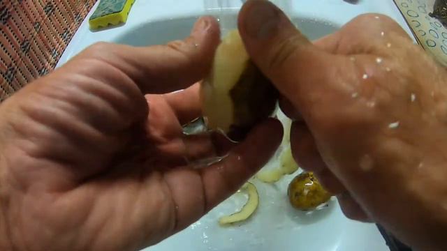 Как ПОЧИСТИТЬ КАРТОФЕЛЬ с помощью обычного ножа.