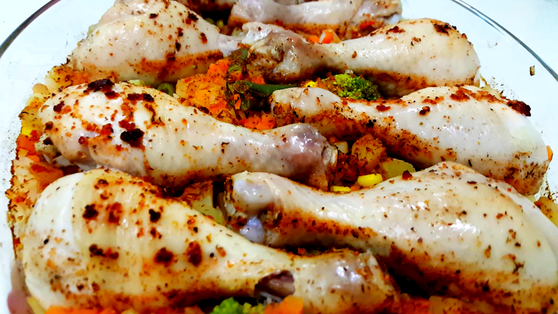 Аппетитно и вкусно! Румяная Курица с рисом и овощами в духовке!