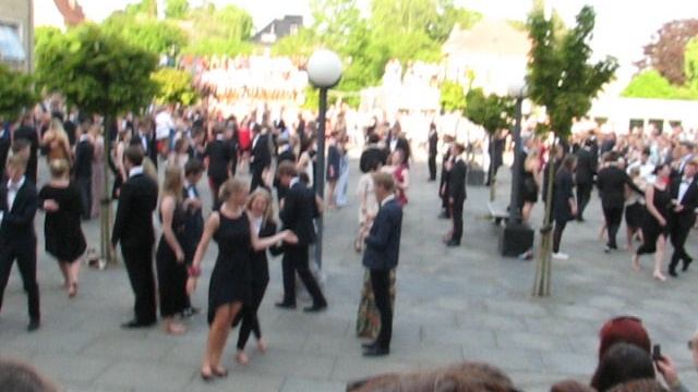 Танцы студентов во дворе гимназии Марселисборг, Орхус, Дания