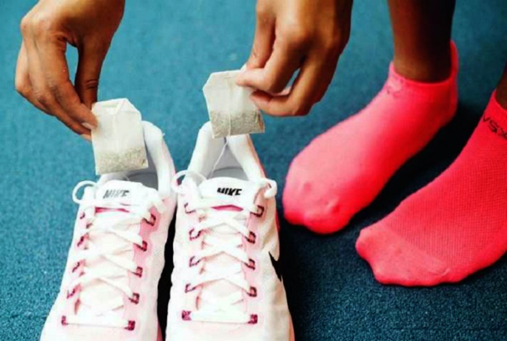 Как избавиться от запаха в обуви. Попробуй положить чайные пакетики в обувь на ночь.