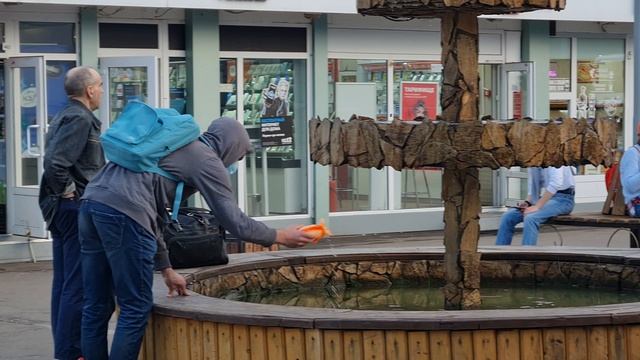 Псих пугает людей