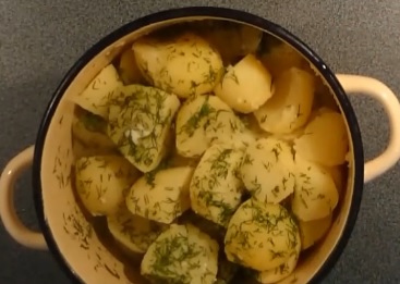 Картофель отварной с укропом, чесноком и сливочным маслом.