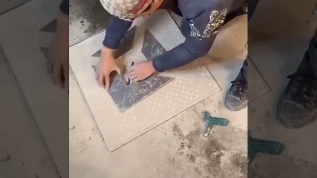 Мастер отменно кладёт плитку