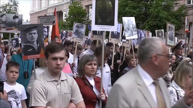 Попал в объектив камеры на шествии "Бессмертного полка"