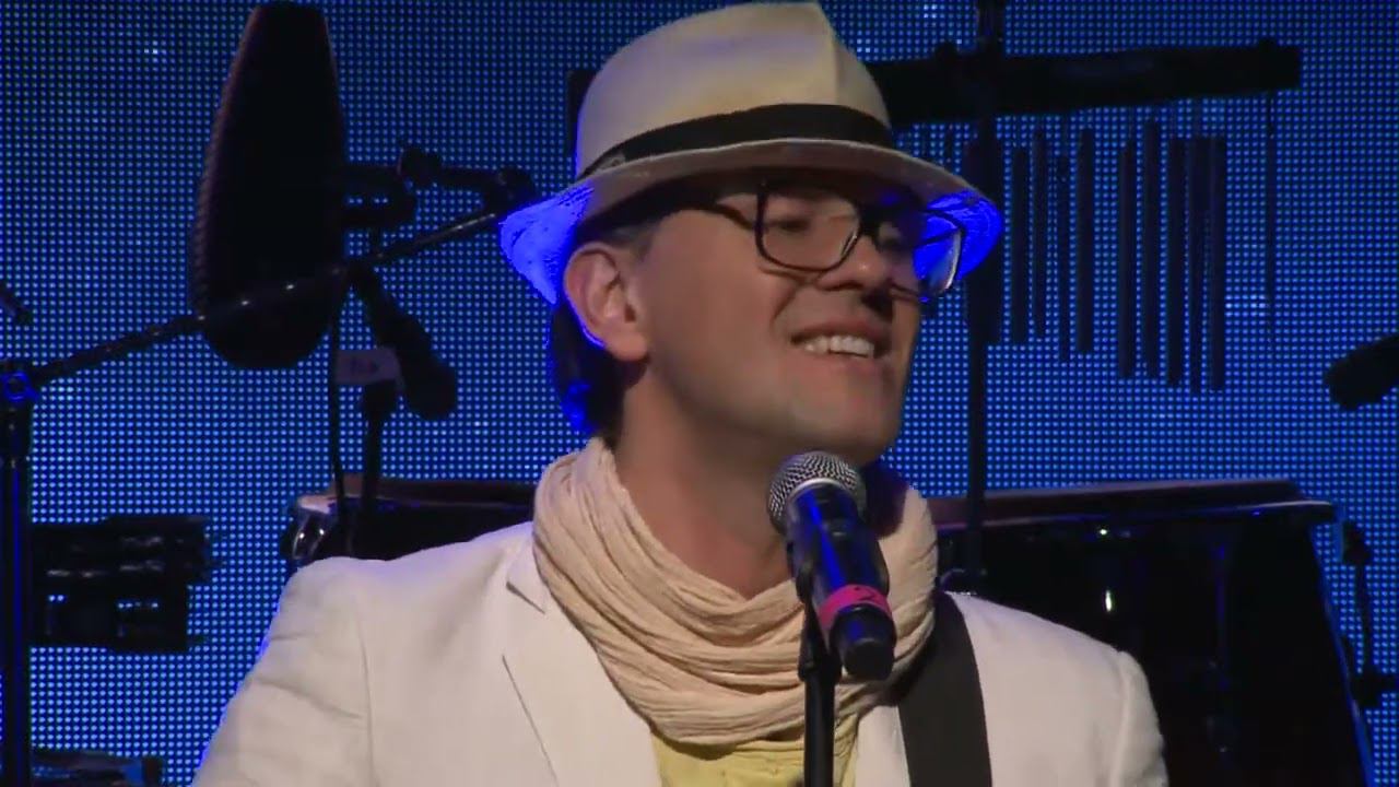 Анисимов (ведущий/гитара)