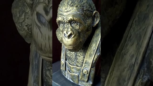 Скульптура шимпанзе "Бинго Бонго"