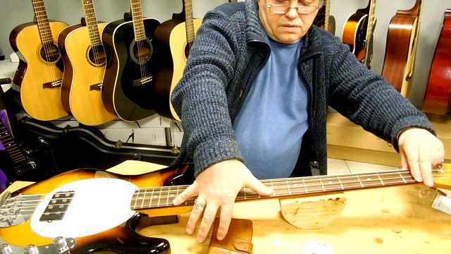 Дребезжат - звенят струны на Бас-гитаре