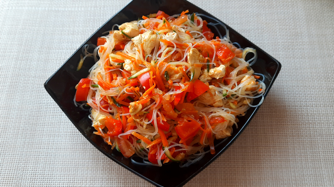 Салат горячий с фунчозой