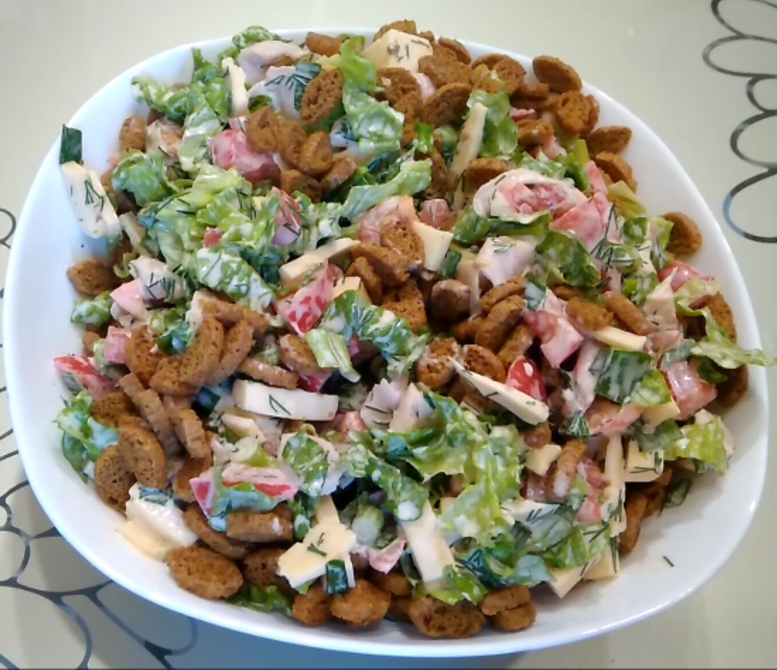 Салат с копчёной курицей и с сухариками