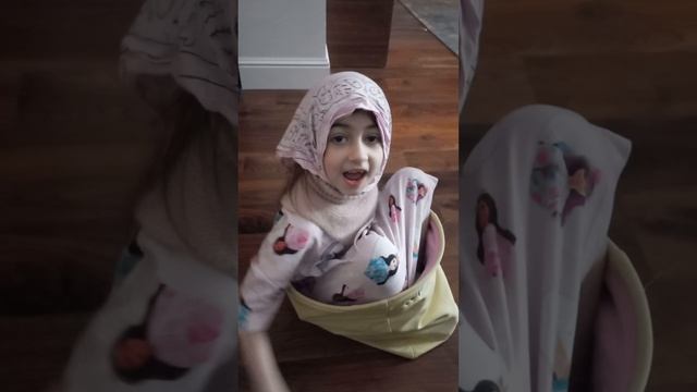 Дети играют. Баба-Яга со своей помощницей Харли Квин.