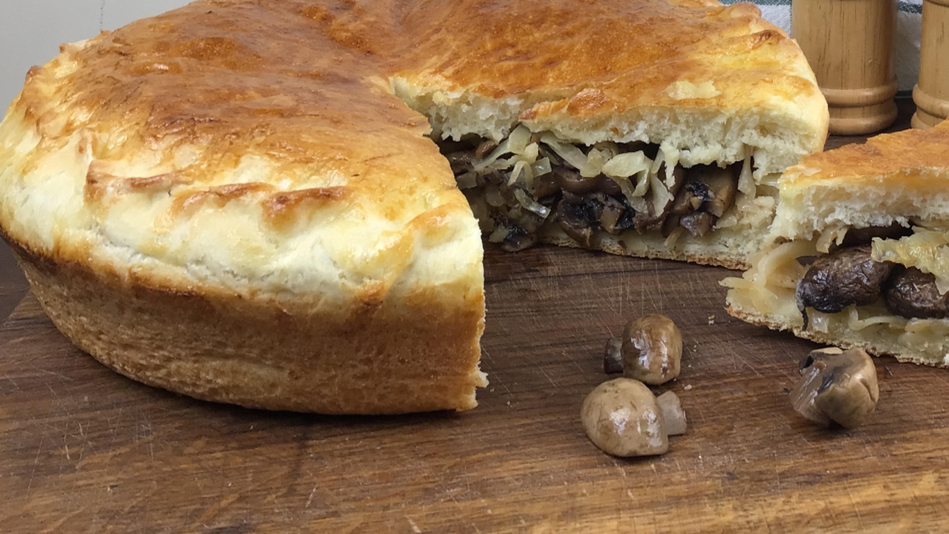 Вкусный и сытный пирог с грибами и капустой.mp4