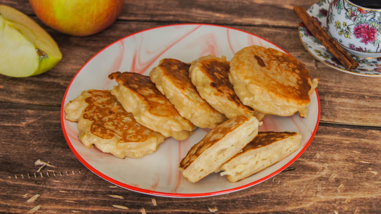 ? Оладьи с яблоком на йогурте, рецепт простого и вкусного завтрака