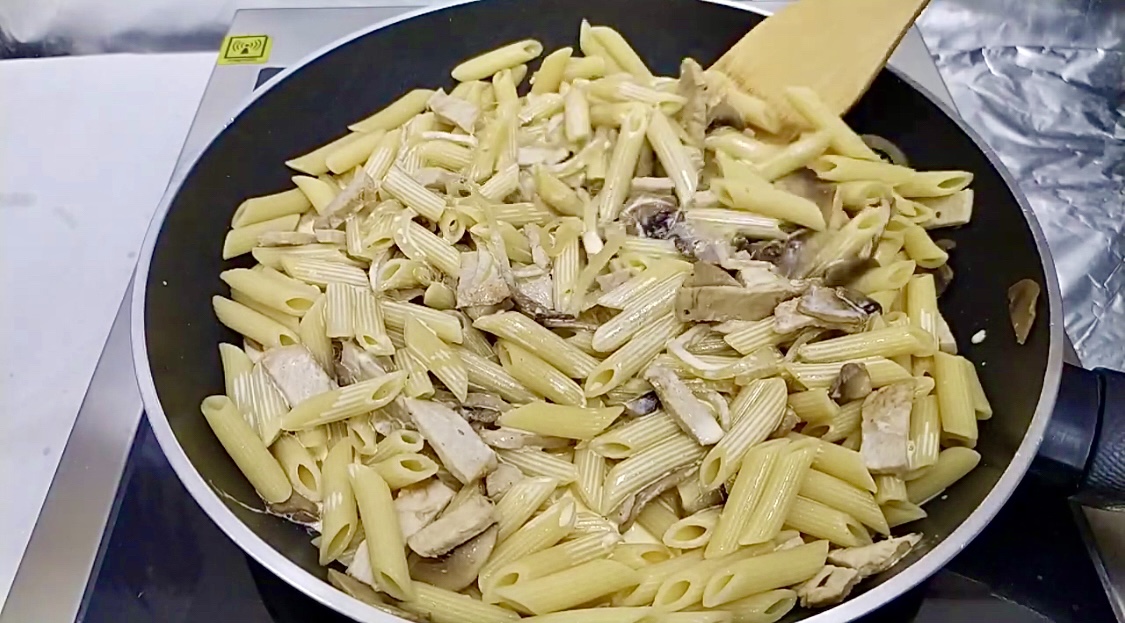 КАК ПРИГОТОВИТЬ ПАСТА С КУРИЦЕЙ И ГРИБАМИ В СЛИВОЧНОМ СОУСЕ И СЫРОМ