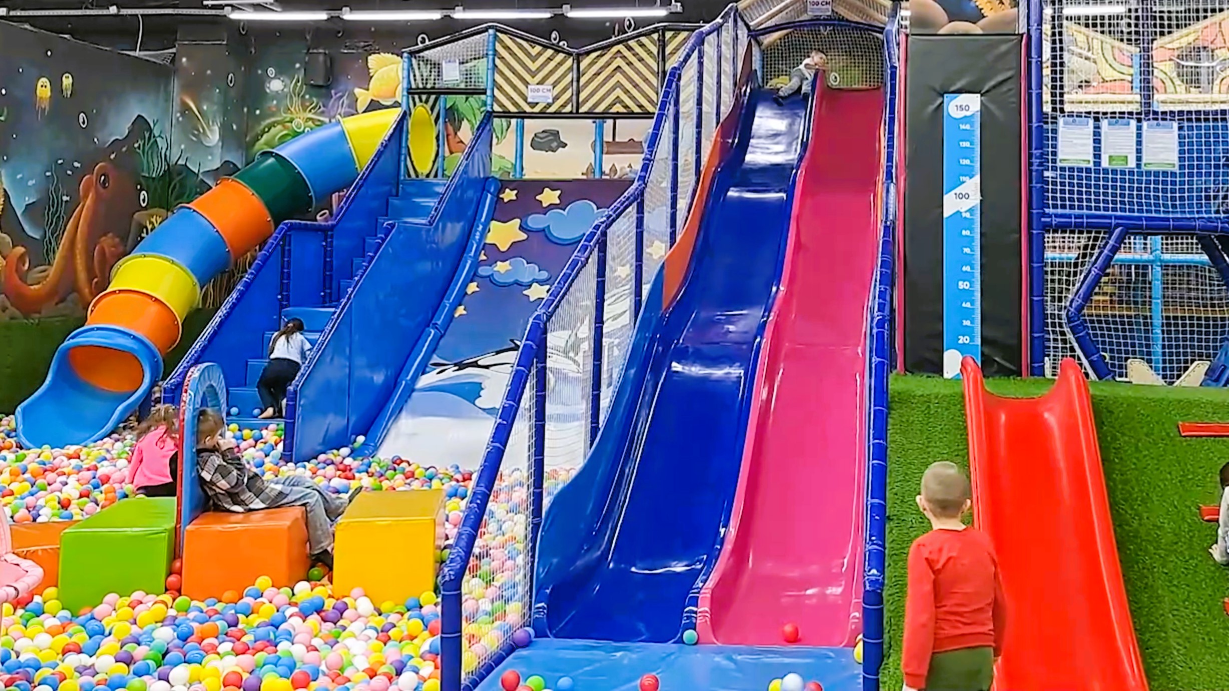 Катаемся с горки на детской площадке бегаем по лабиринту