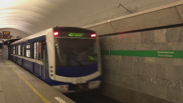 Поезд метро Нева в Санкт-Петербурге