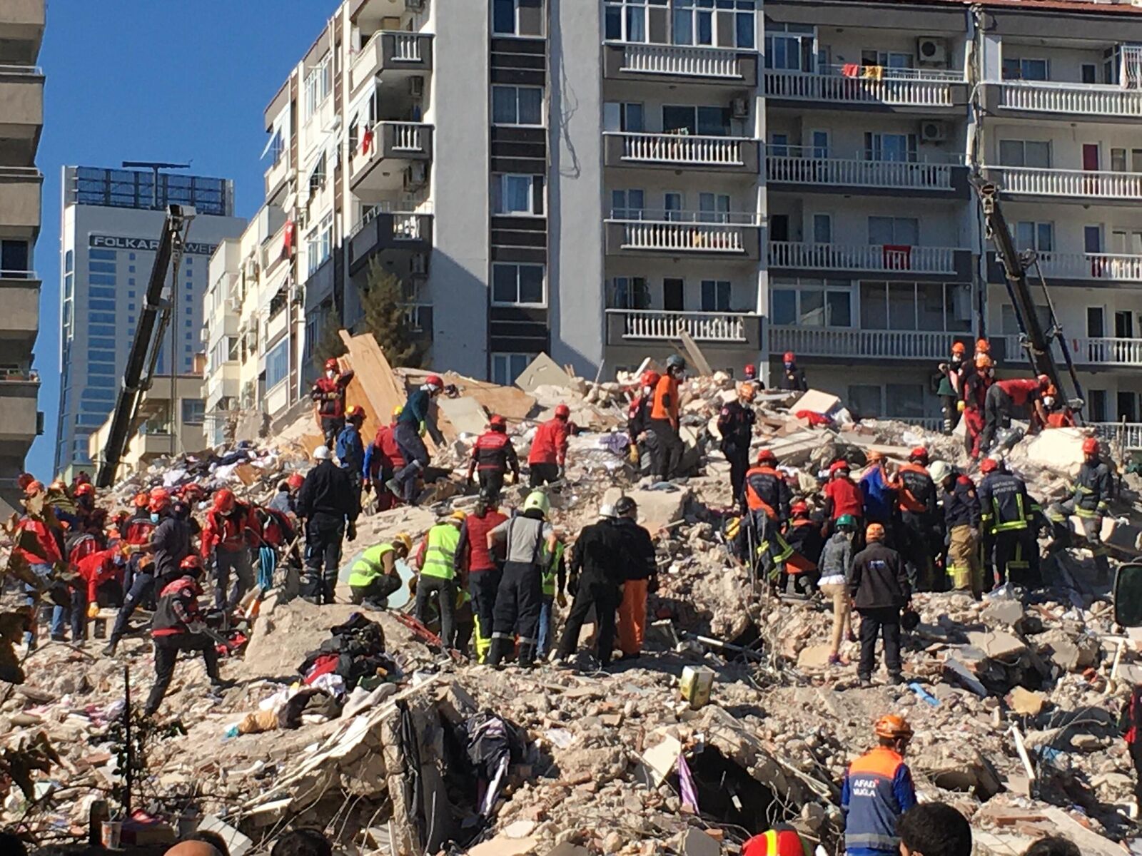 В Турции иза землетресения погибло 76 человек...