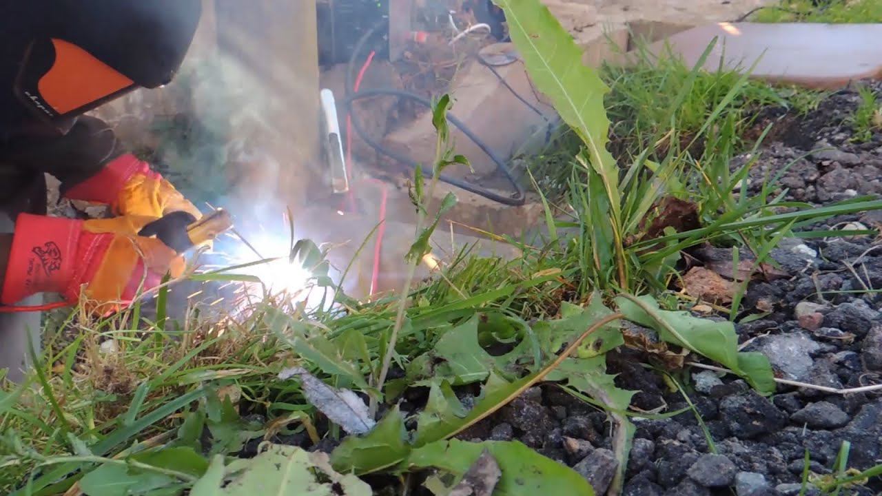 Разморозили водопровод. Починяю.