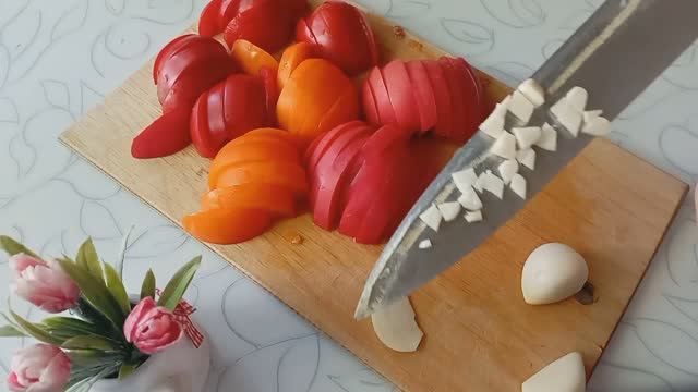 Всего-то помидоры и чеснок, а какая вкуснятина получается. Закуска на скорую руку, рецепт из помидор