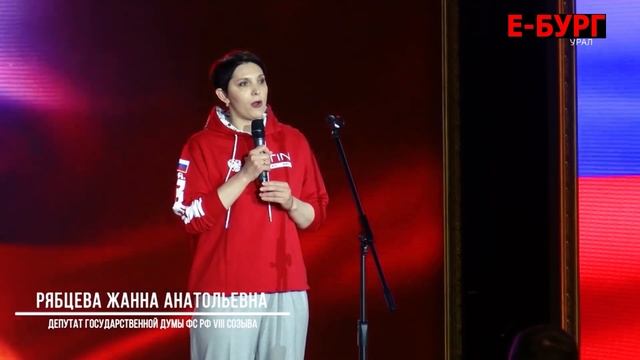 Флешмоб в поддержку президента и спецоперации на Украине прошёл в Екатеринбурге