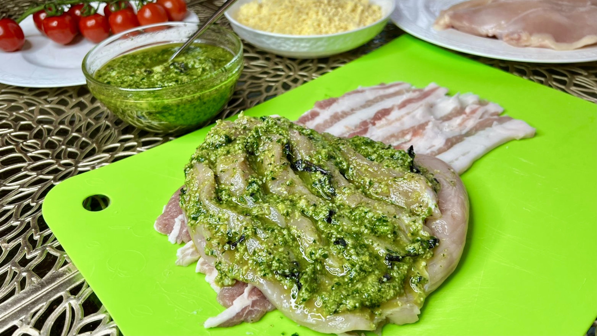 Куриная грудка  в беконе с  домашним соусом песто ?