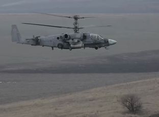 Минобороны РФ показывает работу вертолётов Ка-52 по бронетехнике противника на Украине.