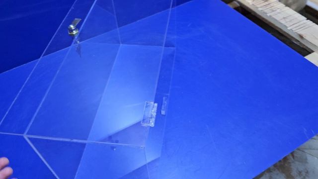 Прямоугольная витрина из прозрачного акрила с замочком и дверцей.