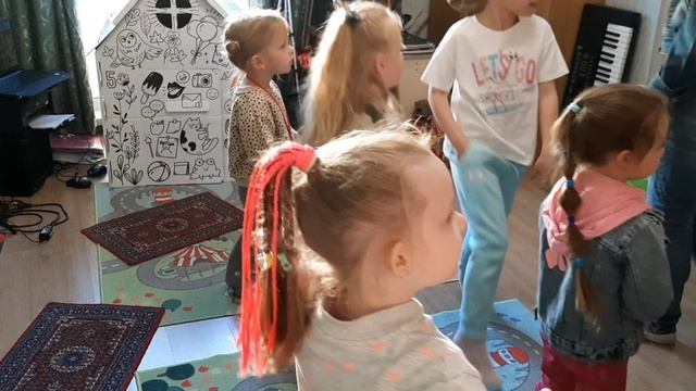 Английские уроки. I can sing musicals.