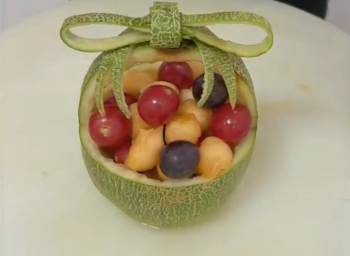 Как красиво нарезать Дыню! Корзина из дыни с ягодами