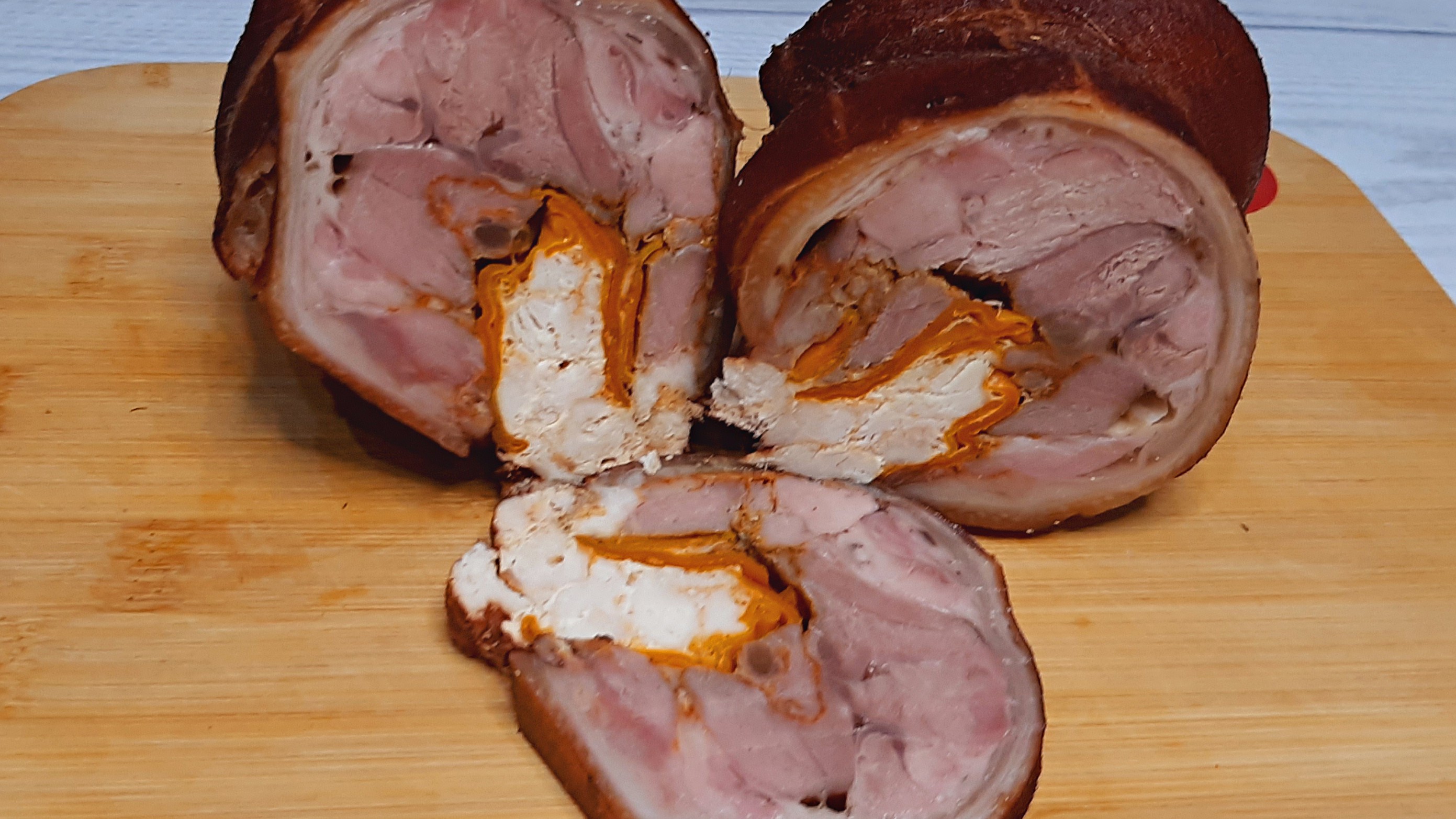 Рулет из свиной рульки в луковой шелухе.mp4