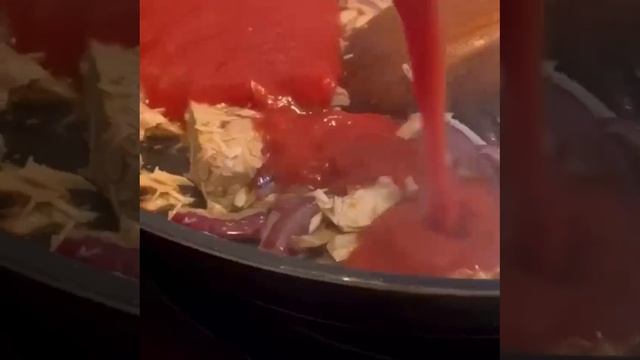 Паста с тунцом, карамелизированным луком и базиликом