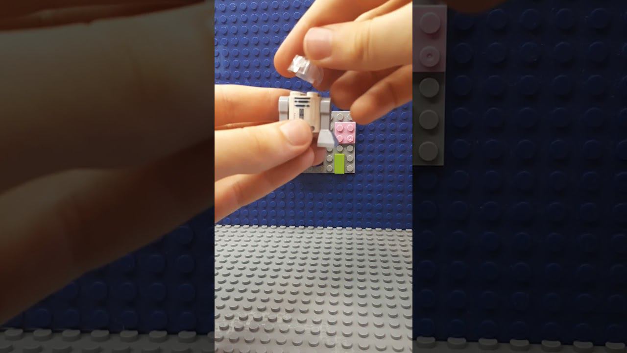 Лего робот с шляпой.