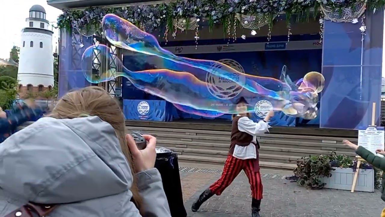 Шоу мыльных пузырей на Манежной площади