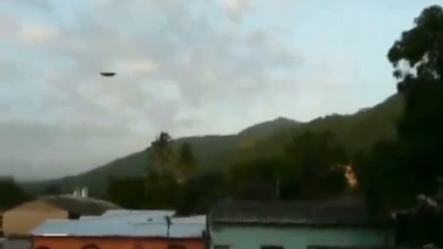 Судя по характеру движения и возможностям маневрирования, дроном это быть точно не может.