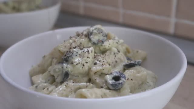 ПАСТА-С-СОУСОМ-ПЕСТО-И-КУРИЦЕЙ