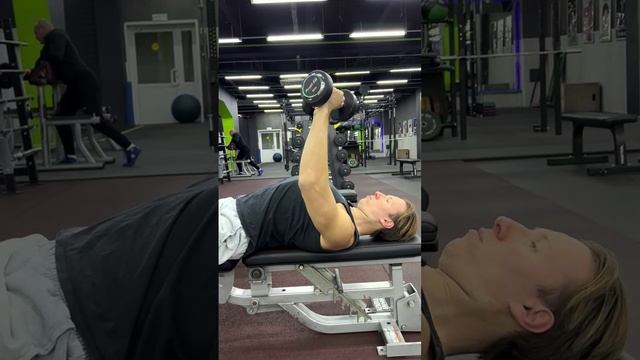 Жим гантелей лежа на скамье