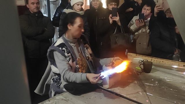 Как выдувают елочную игрушку