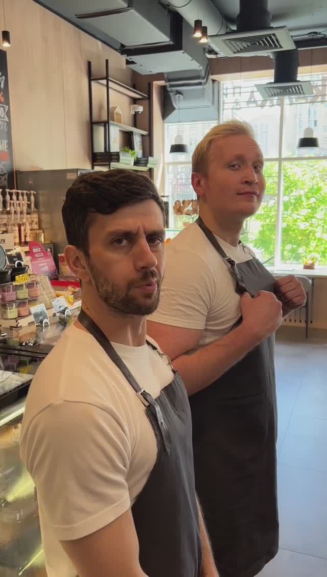 Дискотека Авария - Заколебал Ты! (ПАРОДИЯ Демьян)

Мы официанты!)