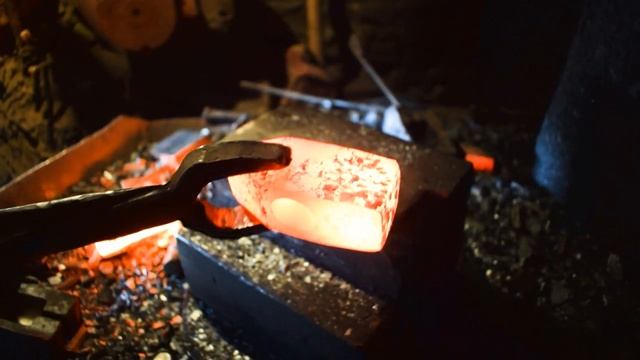 Талантливый старый кузнец выковывает молот  Удивительный процесс ковки.