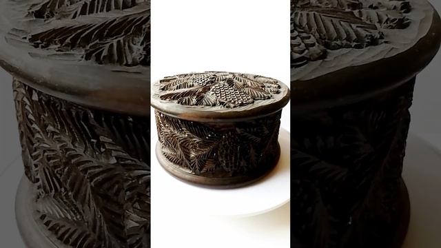 деревянная резная шкатулка с шишками