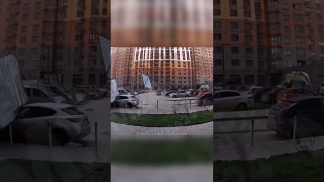 Летящий металлический навес в ЖК Южная Битца. Спасибо, что никого не пришиб - Москва 24